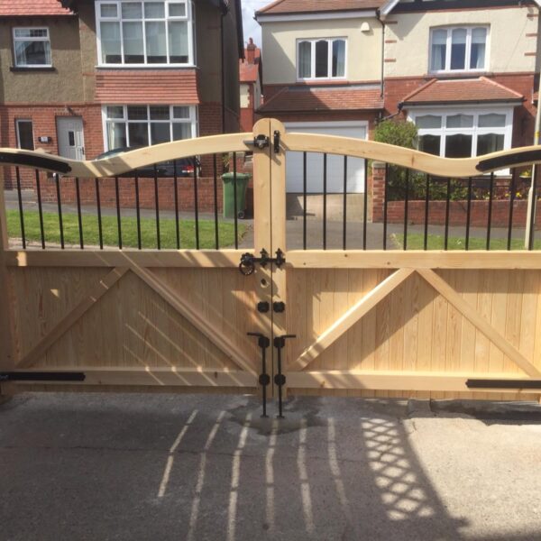 Wooden Gunstock Gates s - Duncombe Sawmill, local and UK delivery from ...